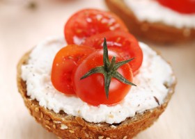 Receta Tostadas con queso y nueces sencilla | Cocina rico