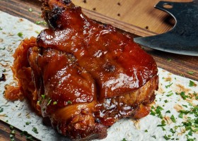 Receta Codillo asado con patatas y zanahorias sencilla | Cocina rico