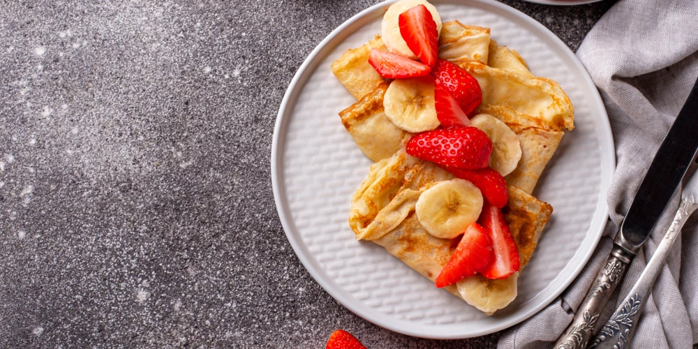 Receta Crepes integrales con fresas y plátano sencilla | Cocina rico